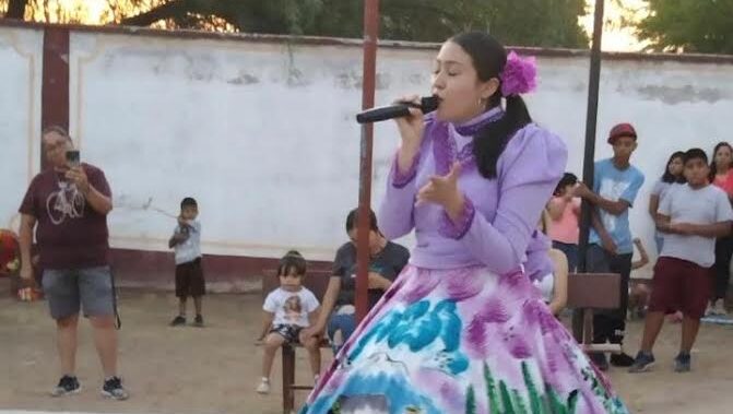 Estudiante canta música ranchera y quiere ser maestra | Periódico Mirador